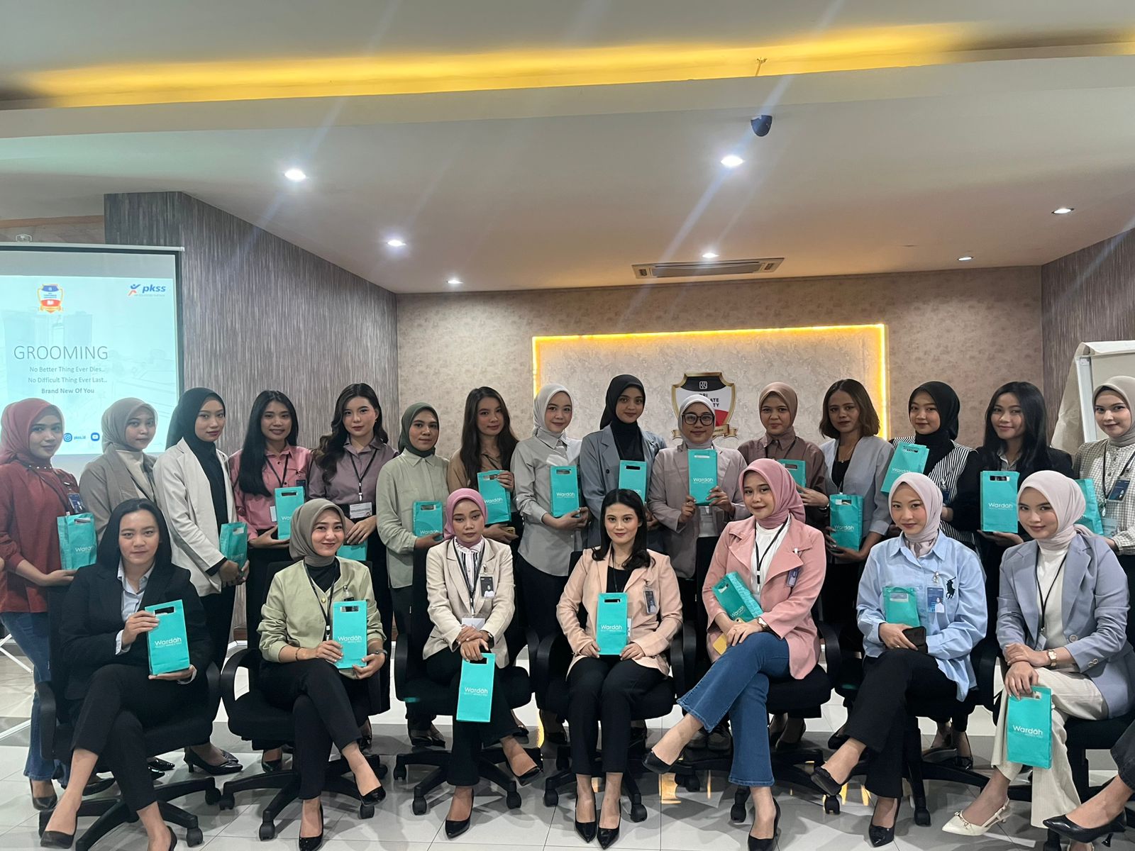 Wardah Beauty Gelar Grooming Class Pada Karyawati Kampus BRI Tamalanrea - Berandanews.net ...