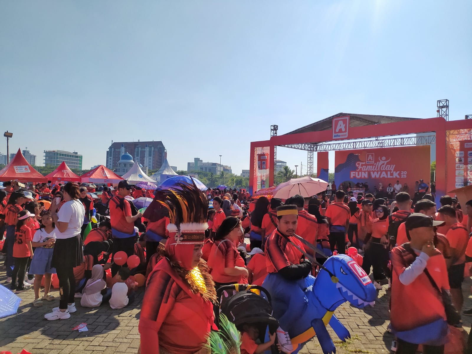 Ribuan langkah, Ribuan Senyum! Alfamidi Family Day Fun Walk 2025 di ...
